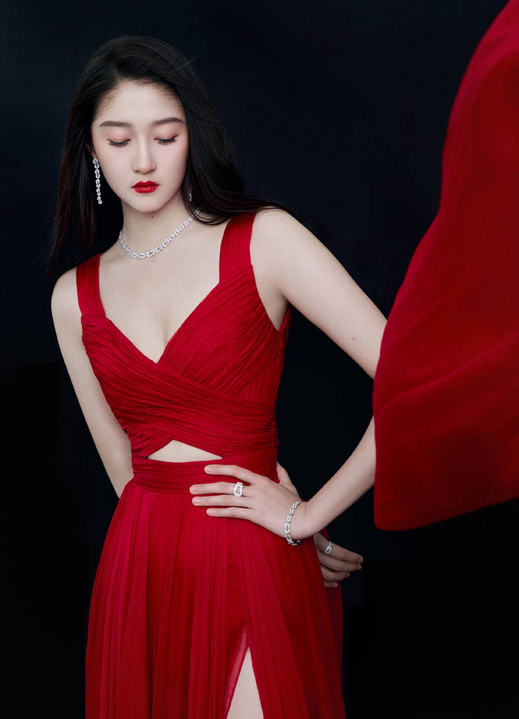 关晓彤穿开叉长裙美腿修长吸睛 酥胸圆润充满诱惑 搜狐大视野 搜狐新闻