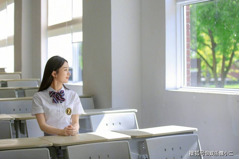 赵丽颖披肩发眉眼明媚动人白衬衫百褶裙学院风满满 搜狐大视野 搜狐新闻 