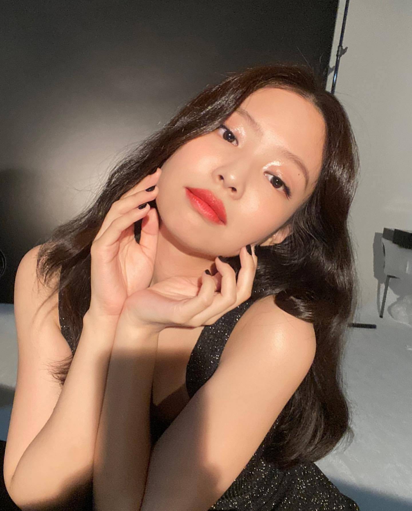 JENNIE穿吊带黑裙秀完美身材 黑发红唇显性感魅惑-搜狐大视野-搜狐新闻