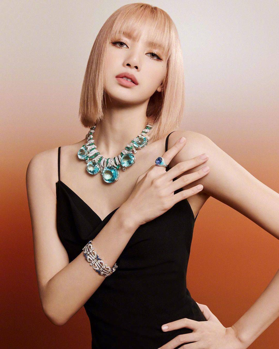 LISA着黑色吊带裙配珠宝 性感妩媚直角肩吸睛-搜狐大视野-搜狐新闻