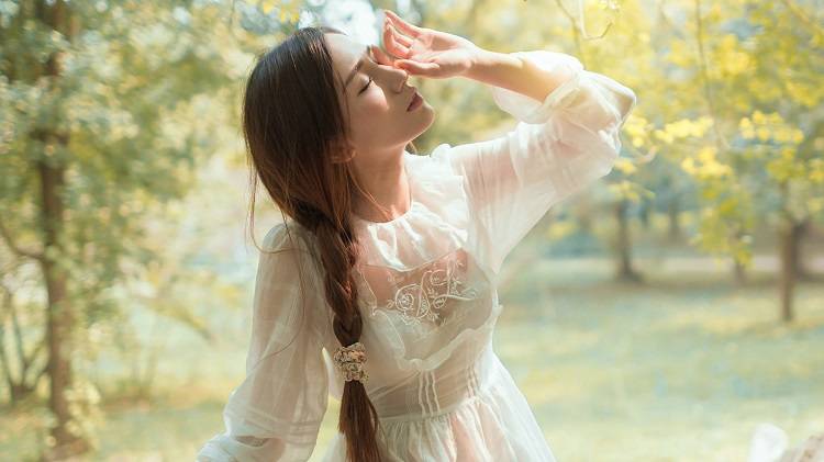 女人期待和你产生感情,往往会给你三个 特权”,让你来撩她朋友肢体爱情