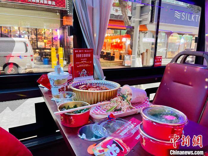 成都升级版“火锅巴士”亮相：吃着火锅唱歌看夜景-搜狐大视野-搜狐新闻