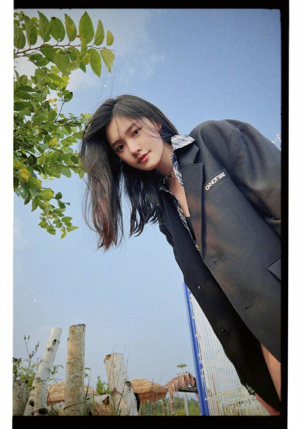 林允秋日学院风营业照 格子衬衫配西装清纯似初恋 搜狐大视野 搜狐新闻