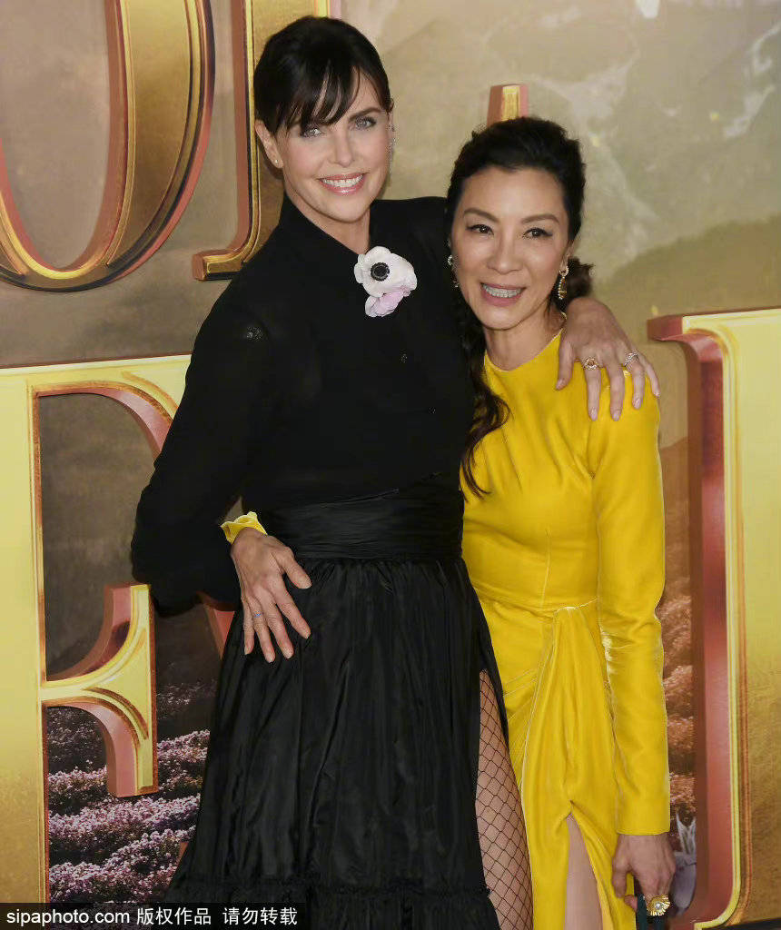 杨紫琼穿亮黄色礼服亮相新片首映 与塞皇热情拥抱-搜狐大视野-搜狐新闻