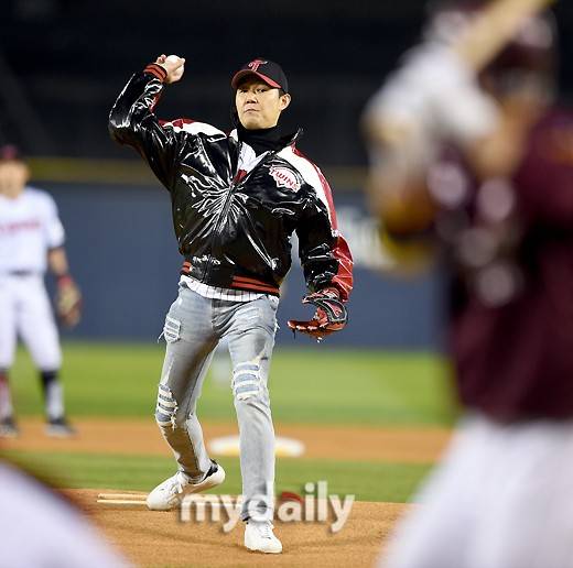 韩国男演员朴成雄担任职业棒球比赛开球嘉宾-搜狐大视野-搜狐新闻