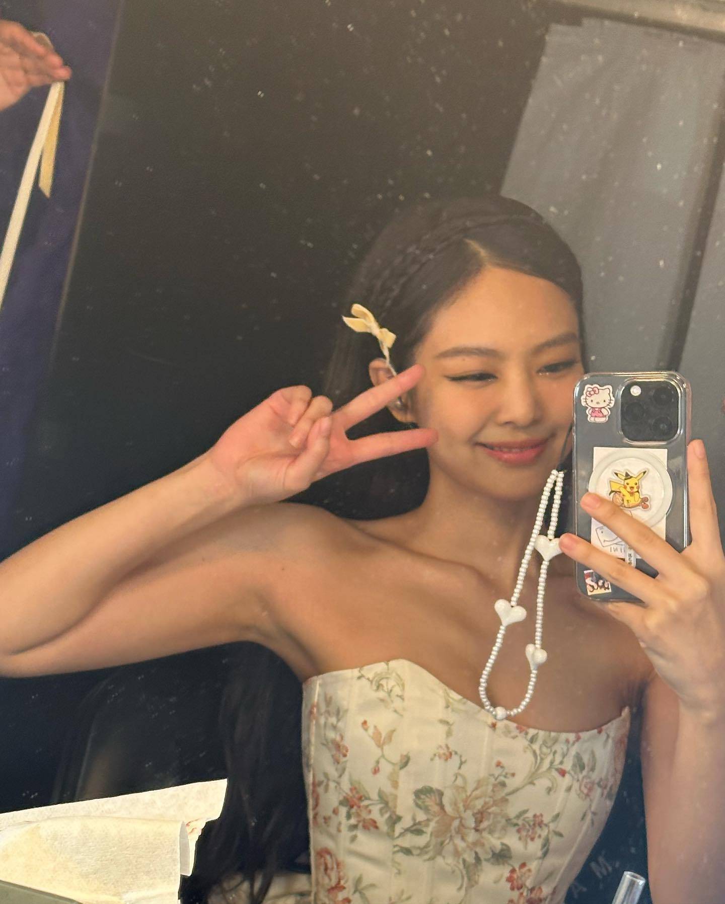 Jennie晒舞台花絮照性感妩媚 Wink比耶酷辣十足 搜狐大视野 搜狐新闻