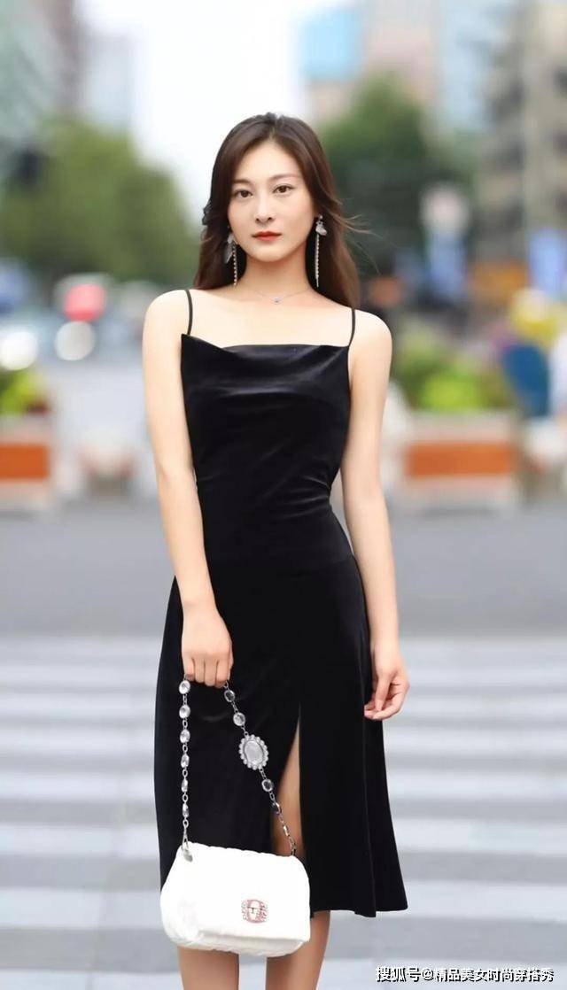 身材高挑美女，穿黑色吊带连衣裙，特别显苗条身材 搜狐大视野 搜狐新闻