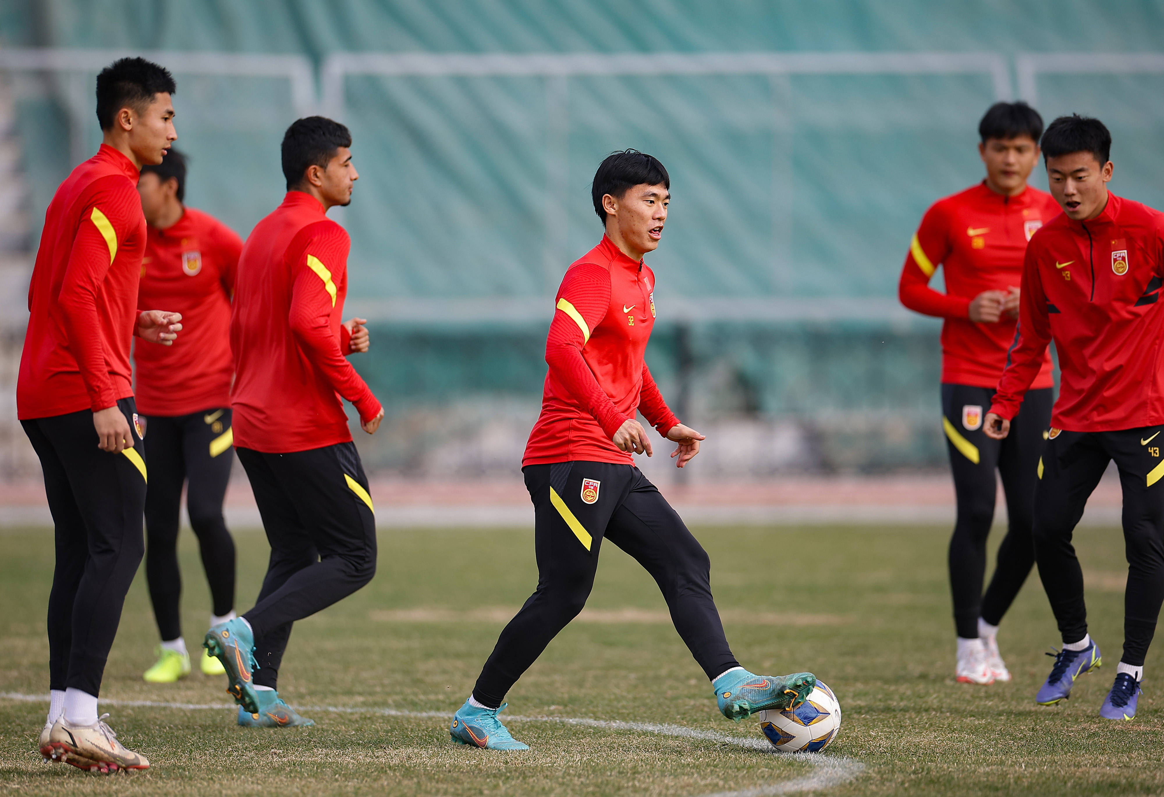 U20国足备战日本队 主帅踌躇满志队员秀脚法(图)-搜狐大视野-搜狐新闻