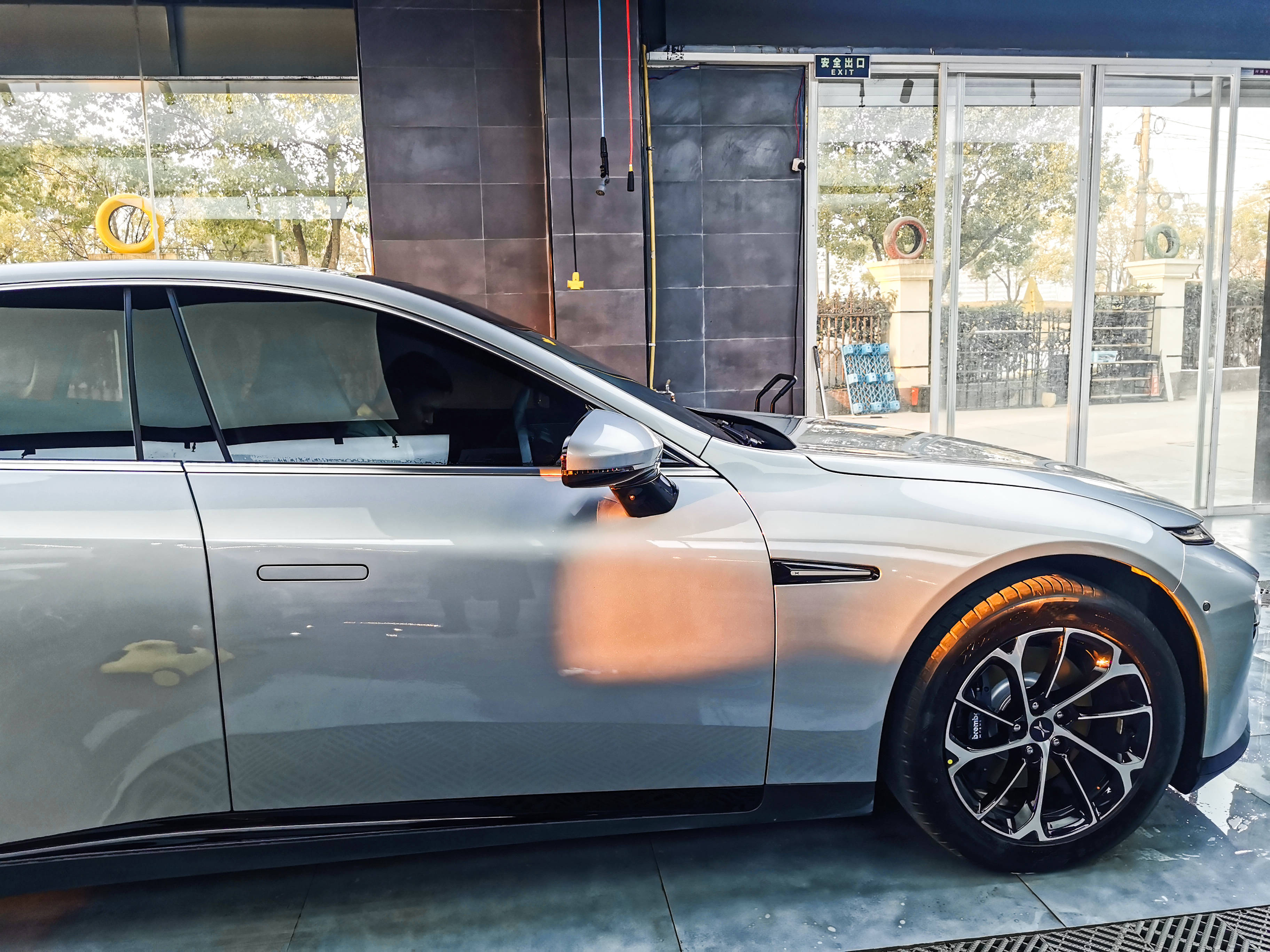 小鹏P7施工YEECAR案例：前档A80+侧后挡A15-搜狐大视野-搜狐新闻