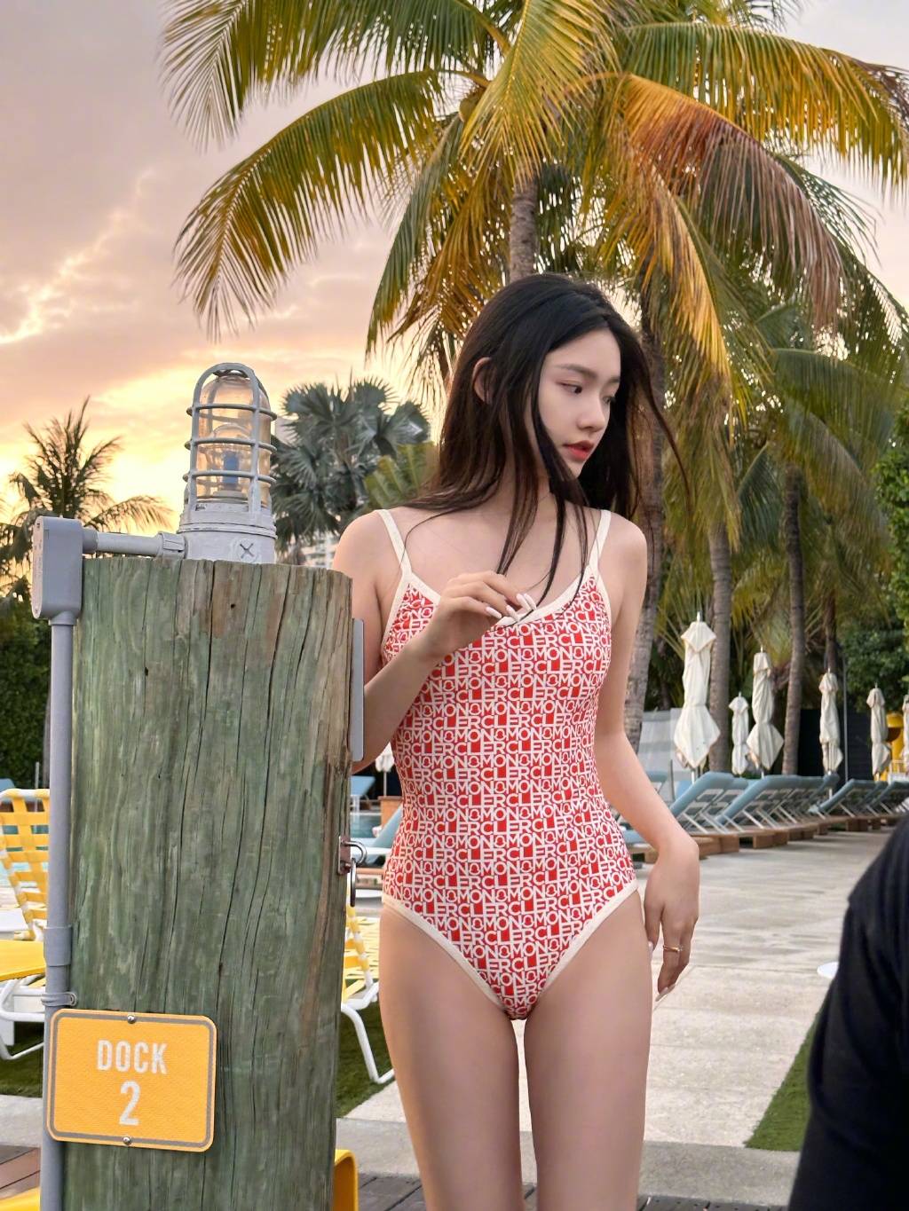 林允晒海滩随拍美腿吸睛 泳装亮眼小秀事业线-搜狐大视野-搜狐新闻