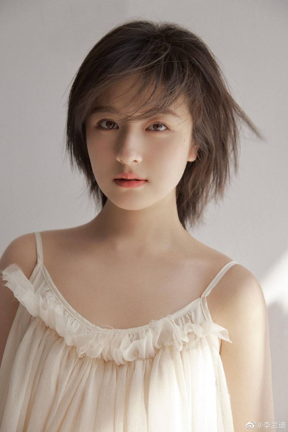李兰迪穿纯白吊带裙氧气感十足 置身阳光下超白嫩-搜狐大视野-搜狐新闻