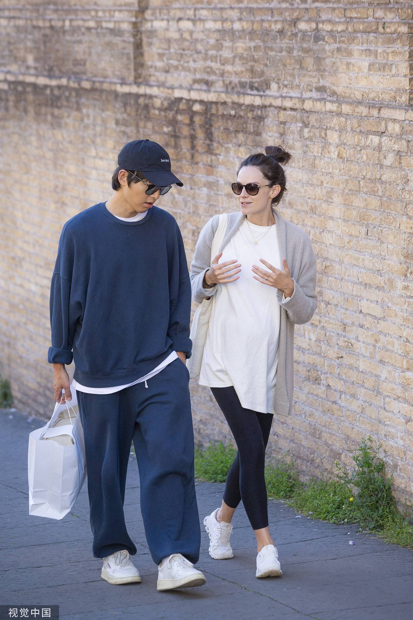 宋仲基与妻子现身罗马逛街 女方孕肚明显笑容明媚-搜狐大视野-搜狐新闻