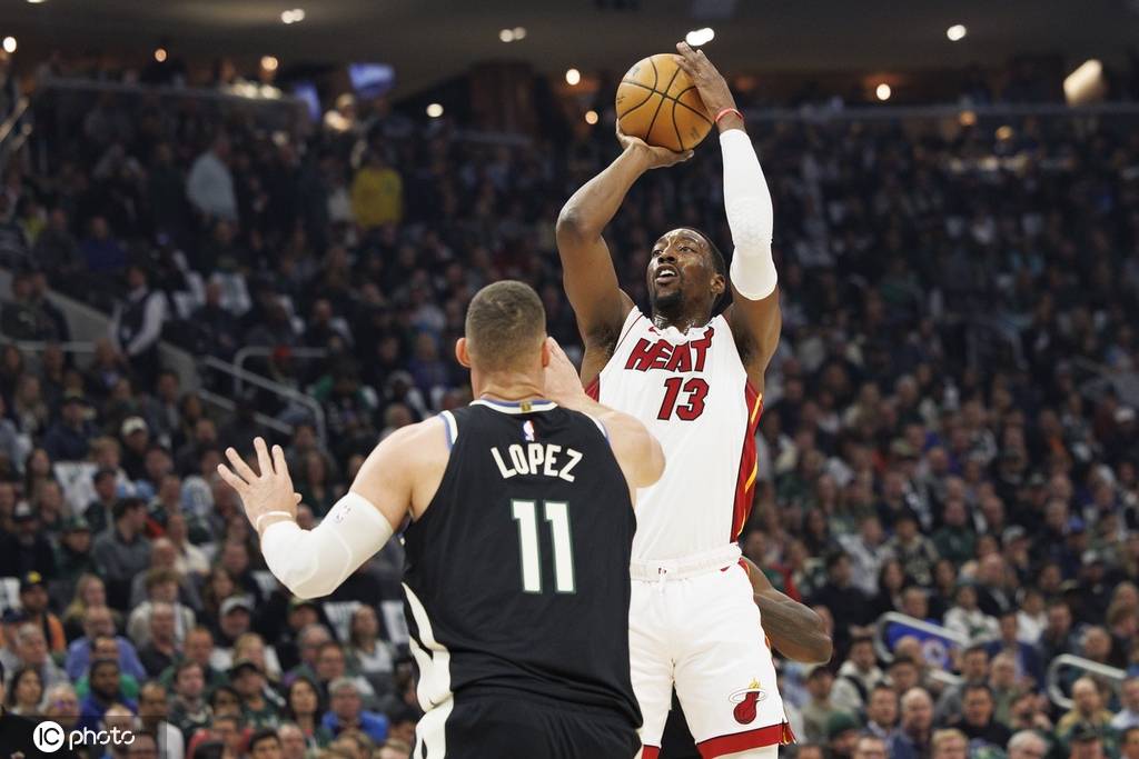 霍勒迪24+11字母哥伤缺 雄鹿25三分灭热火总比分1-1_洛佩斯_巴特勒_助攻