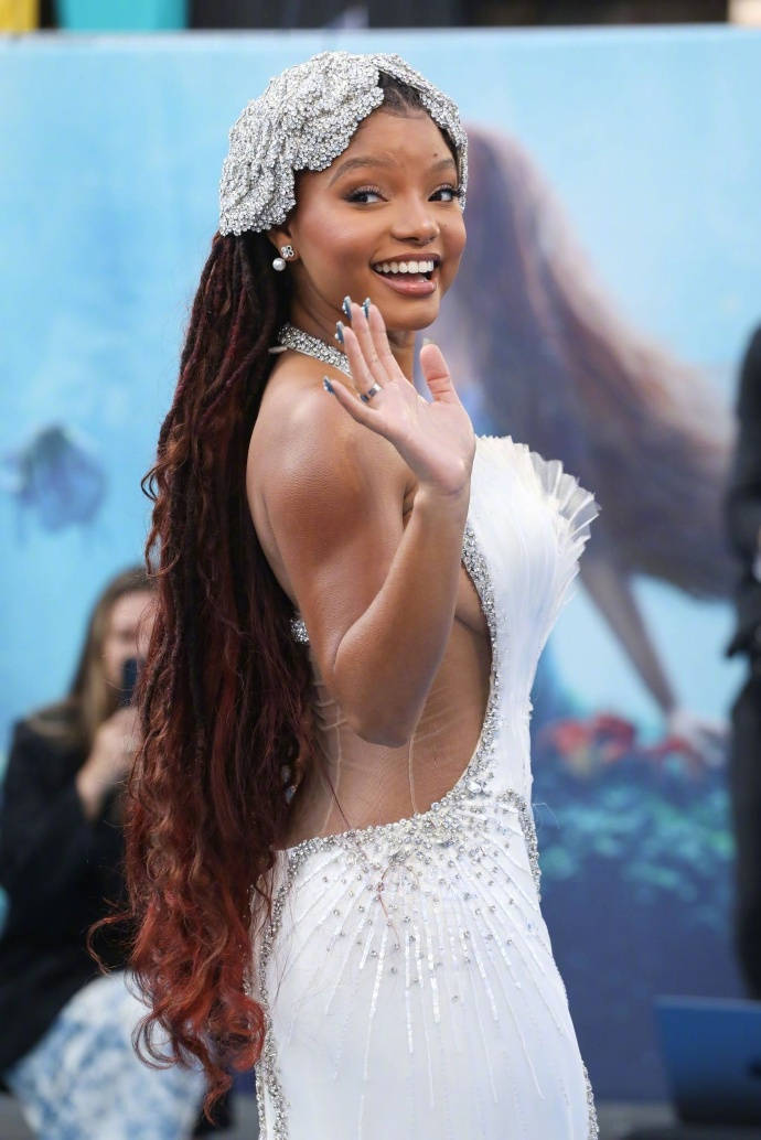 《小美人鱼》伦敦首映 哈莉·贝利 鱼尾纱裙秀身材 搜狐大视野 搜狐新闻