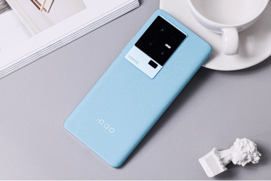 iQOO 11S手机图赏：拥有200W超快闪充的超级标准版-搜狐大视野-搜狐新闻