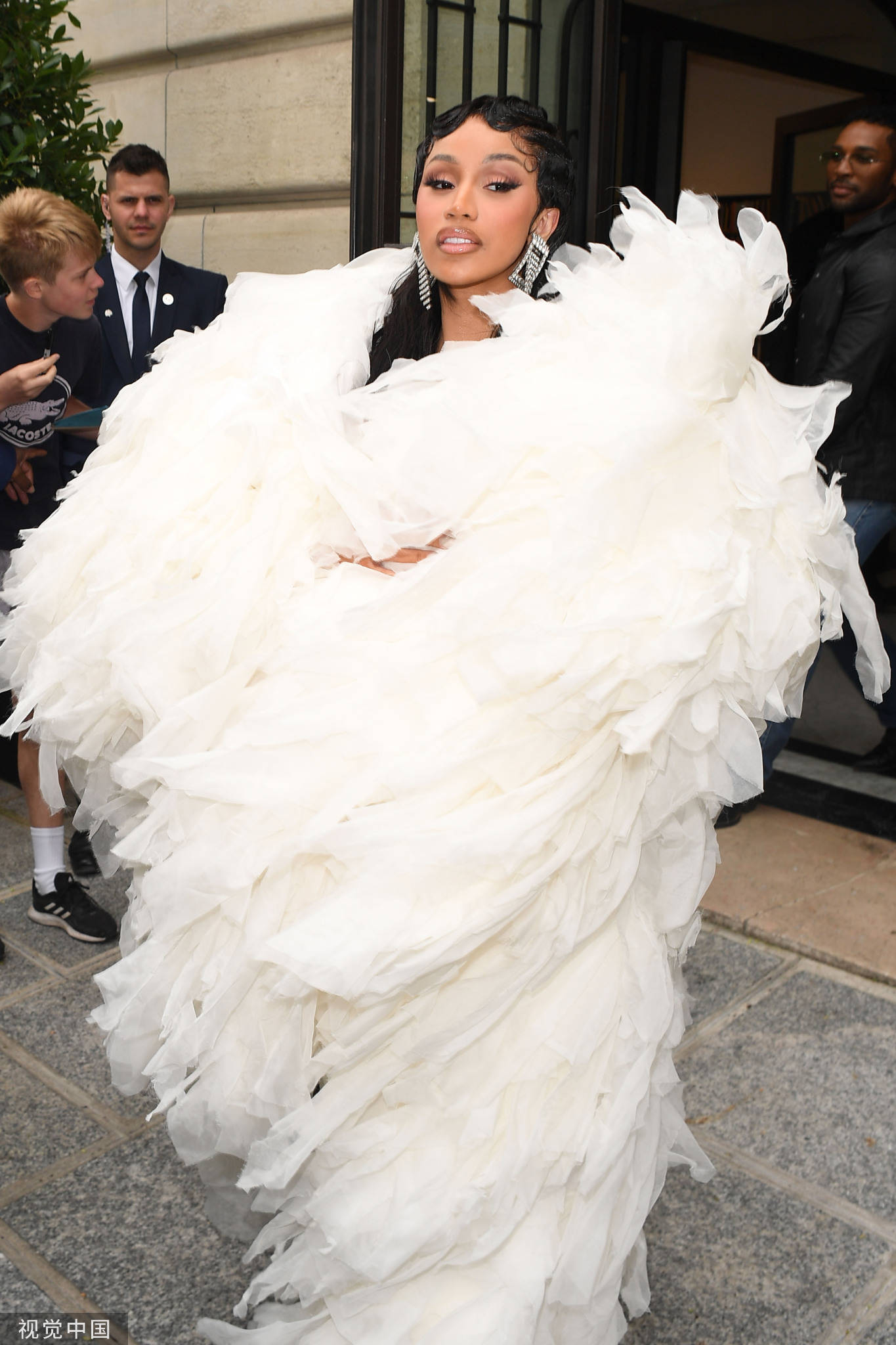 Cardi B一身夸张系白纱长裙 脚踩黑色尖头鞋很slay-搜狐大视野-搜狐新闻