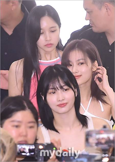 美颜暴击！MISAMO机场启程飞往日本 清凉感十足-搜狐大视野-搜狐新闻