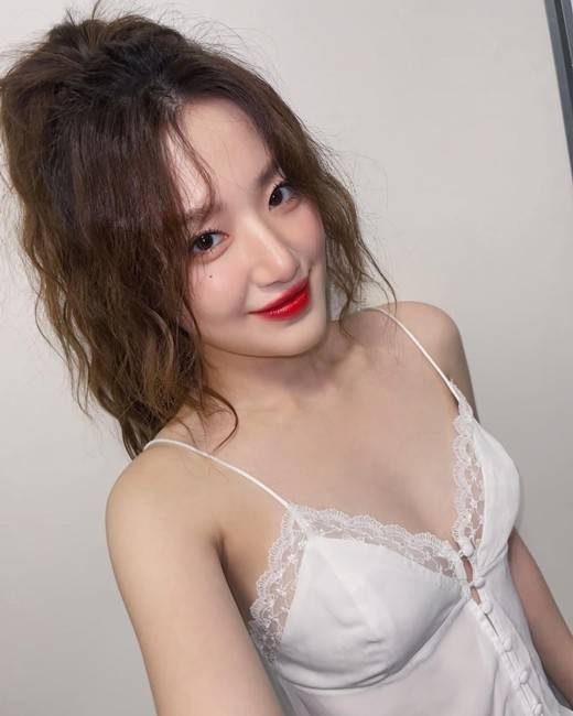 好辣！(G)I-DLE叶舒华穿纯白深V小吊带展性感一面-搜狐大视野-搜狐新闻