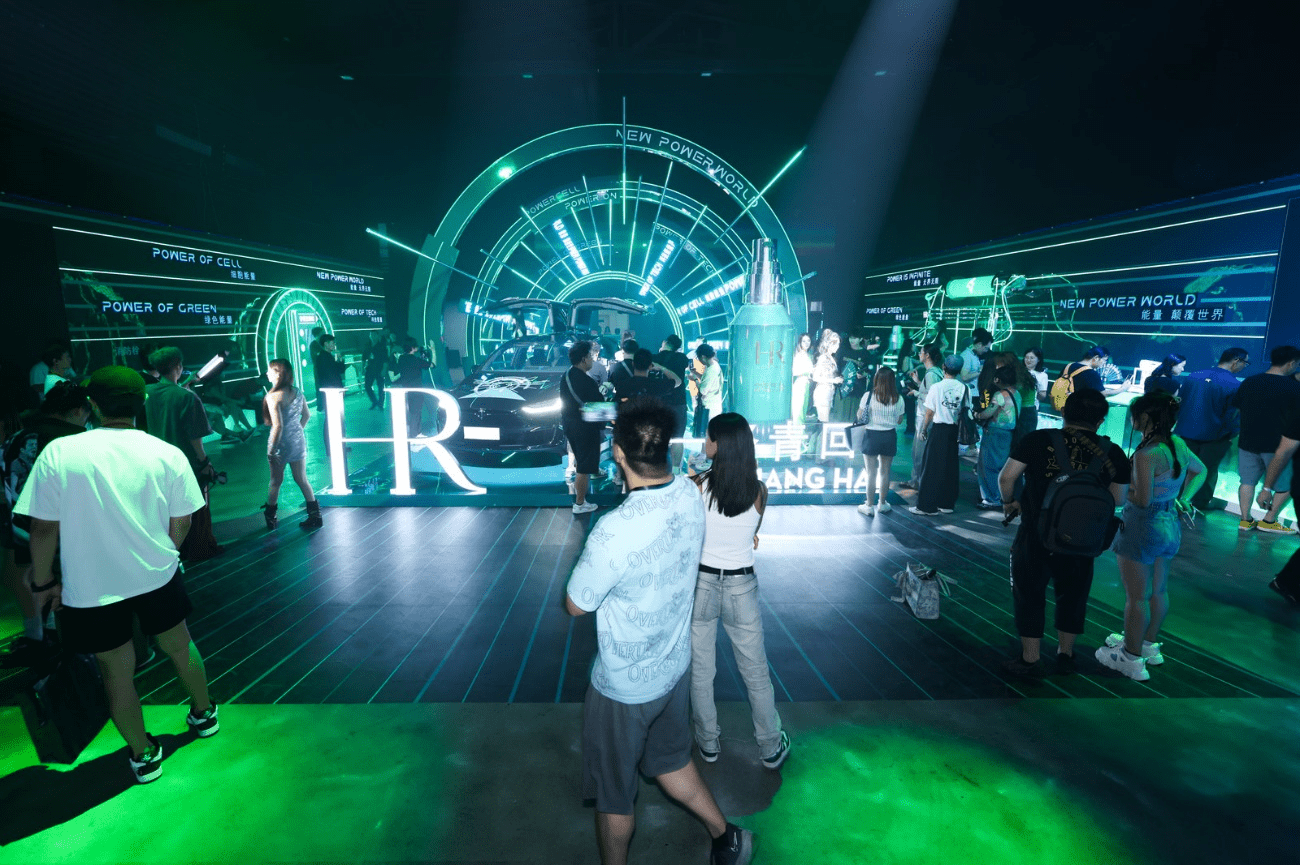 一路青回 肆享狂欢 HR赫莲娜绿宝瓶与能量伙伴特斯拉「青春充能站」上海首发_搜狐汽车_搜狐网