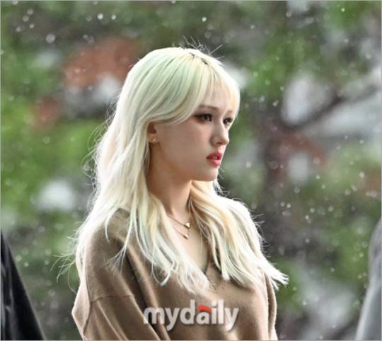 Somi飞往意大利参加米兰时装周 金发红唇散发魅力-搜狐大视野-搜狐新闻