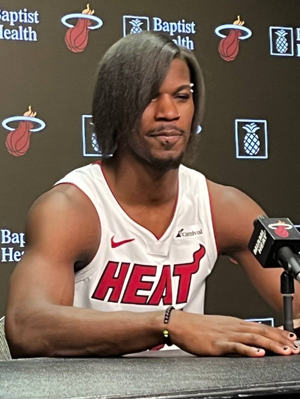 组图:杀马特？巴特勒全新造型亮相媒体日-搜狐大视野-搜狐新闻