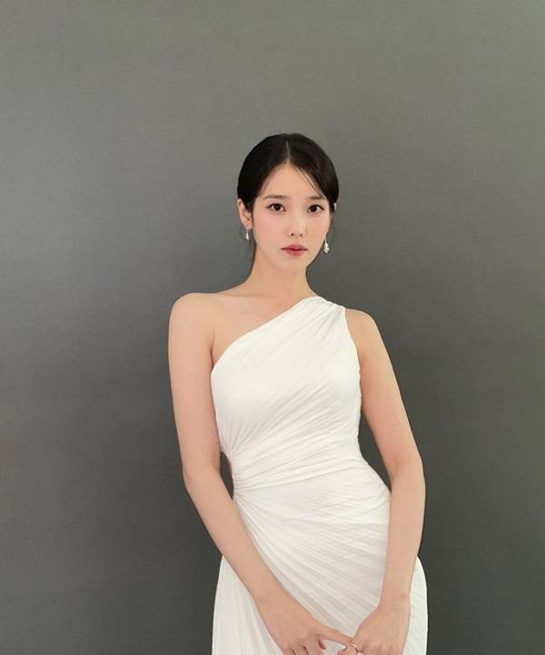 IU晒穿礼服美照 黑白造型尽展清纯动人魅力-搜狐大视野-搜狐新闻