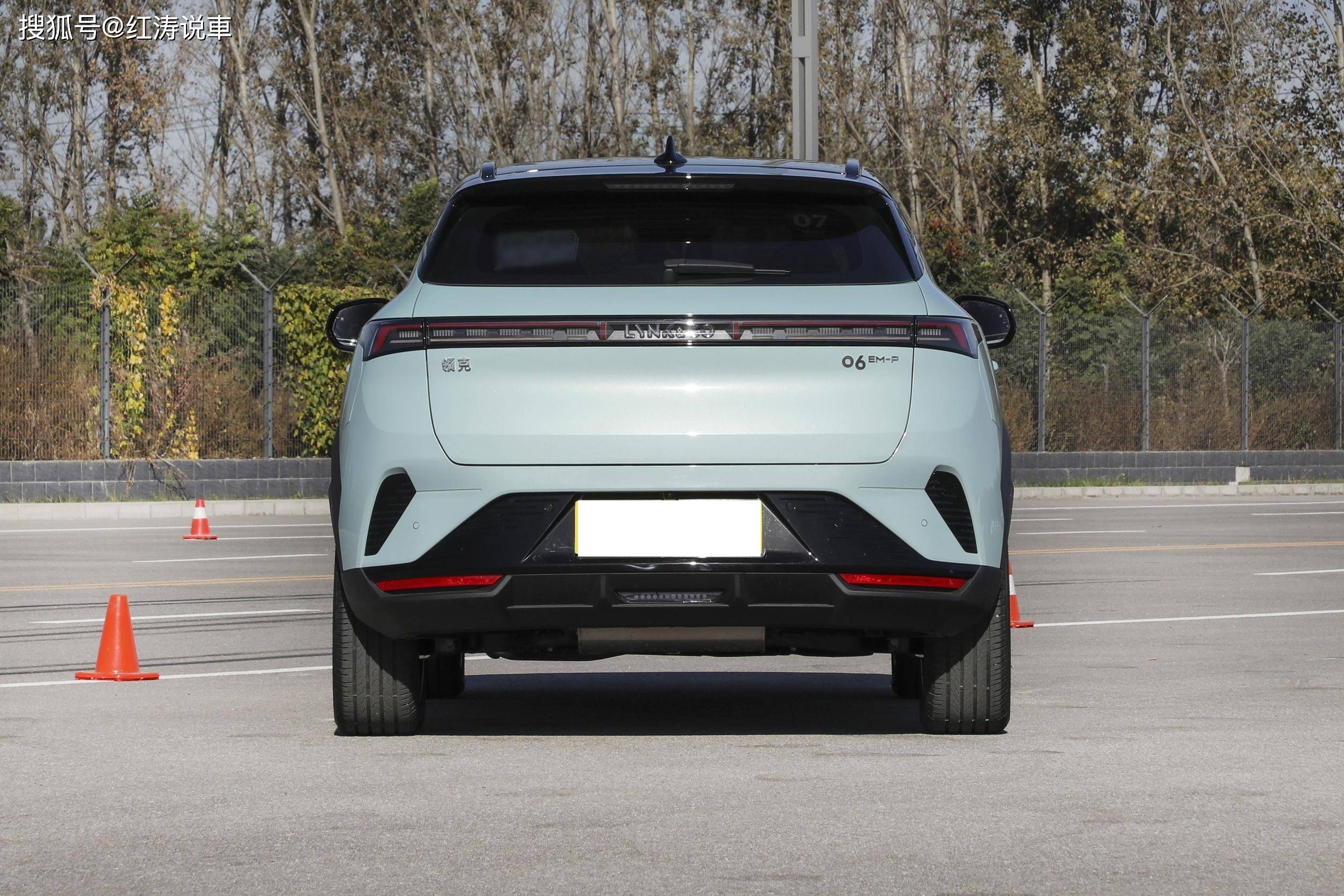 领克06 EM-P上市，插电式混动小型SUV，外观个性，售价13.68万元起_搜狐汽车_搜狐网