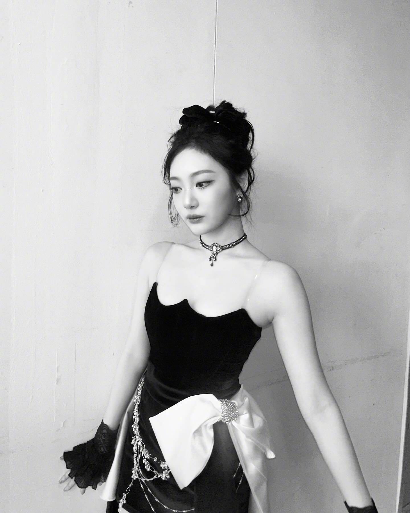 aespa宁艺卓穿抹胸短裙秀锁骨 性感热辣似小野猫-搜狐大视野-搜狐新闻