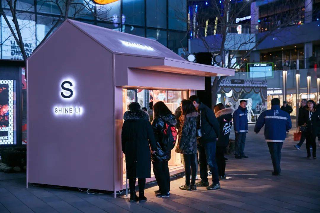 逆势入驻成都远洋太古里，原创帽饰设计品牌SHINE LI讲述八年心路历程 | iziRetail热点_帽子