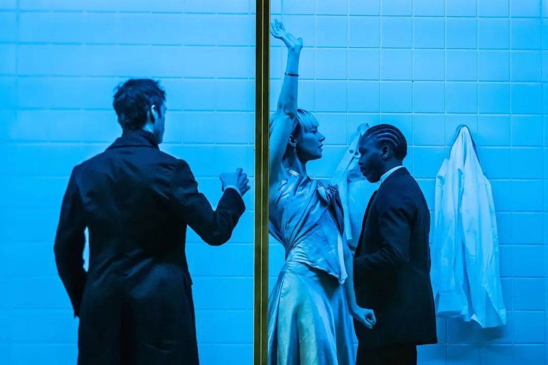 “格”出多重空间，Chloe Lamford的几何舞台-搜狐大视野-搜狐新闻