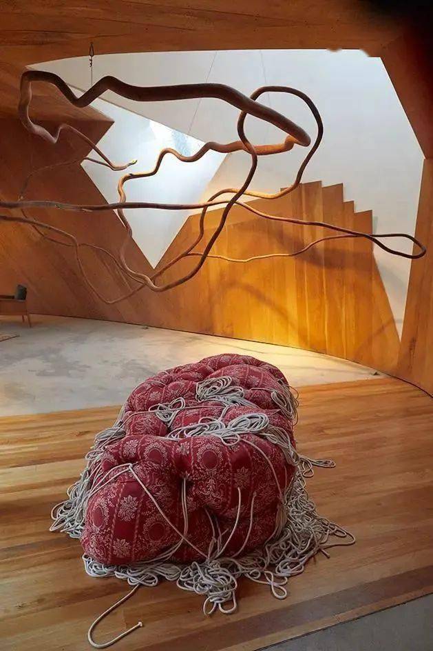 Alexander McQueen找来建筑师Smiljan Radic，将森林小屋搬到伦敦市中心-搜狐大视野-搜狐新闻