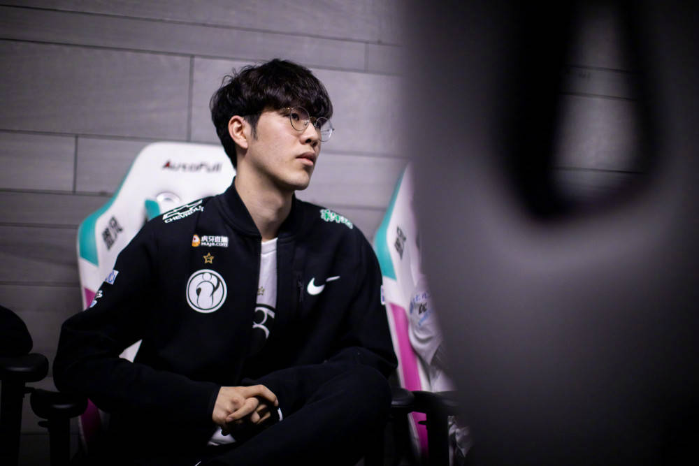 IG败给RNG，Theshy现重大失误，赛后被喷，昔日王者落寞退场_电竞