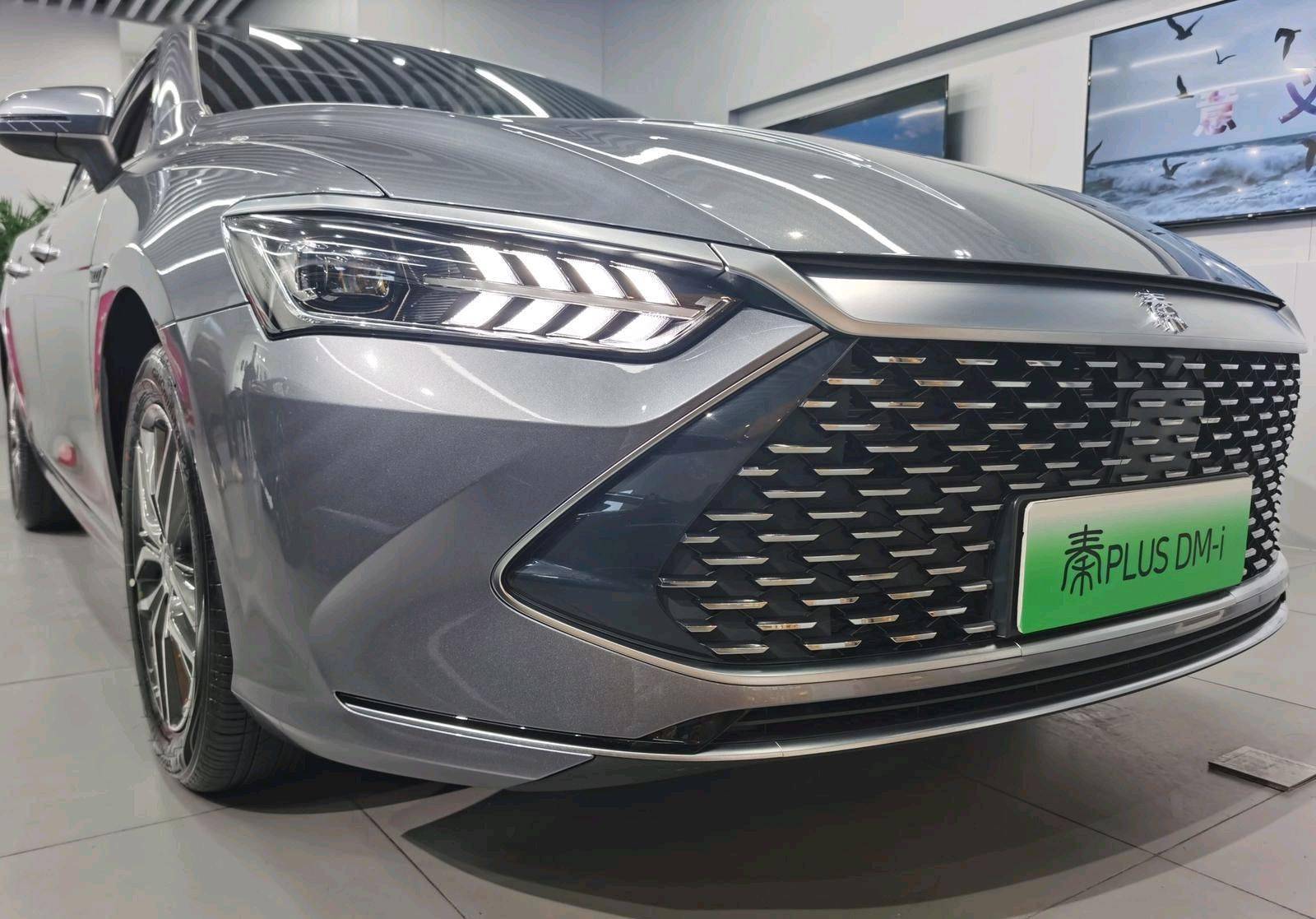 比亚迪王朝“先锋队员”：秦plusDM-i进店，科技感满满，真帅气-搜狐大视野-搜狐新闻
