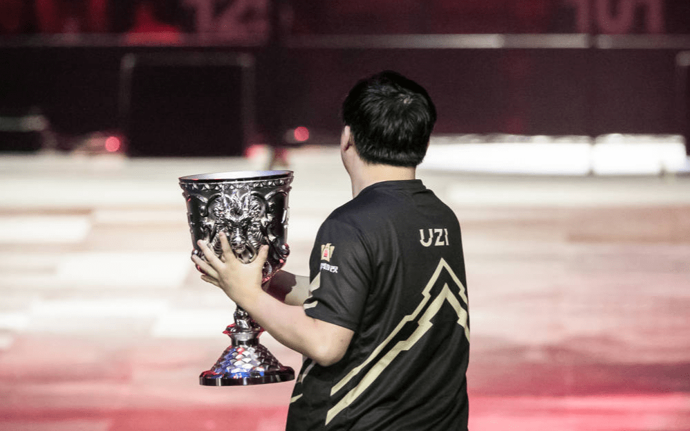 不去BLG！Uzi亲自辟谣：我想去EDG，还能跟厂长一个队_流言