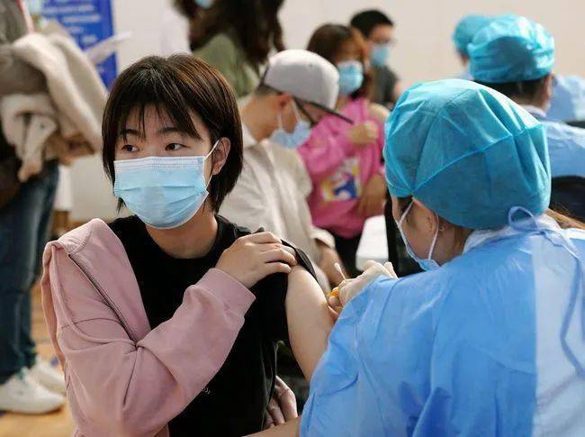 打疫苗，脱内衣”成新潮流，秀出了谁的下限？视频