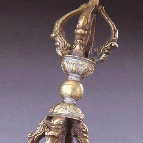 藏传佛教法器材质各异，造型奇特，制作构思巧妙，数量巨大，是藏传佛教艺术宝库中的重要组成部分_嘎巴拉