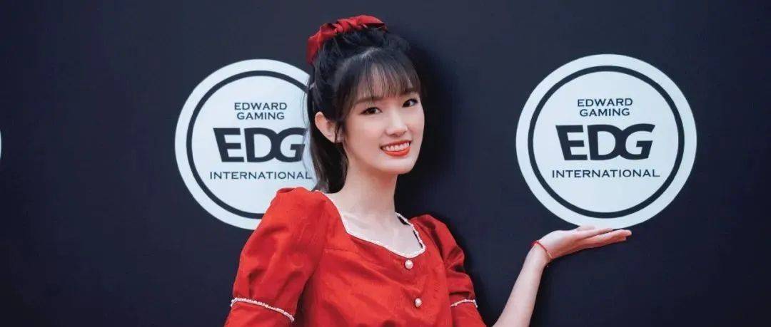 EDG夺冠后，翻译小姐姐爆火！中英韩三语无缝切换，毕业港大的她真牛_电竞