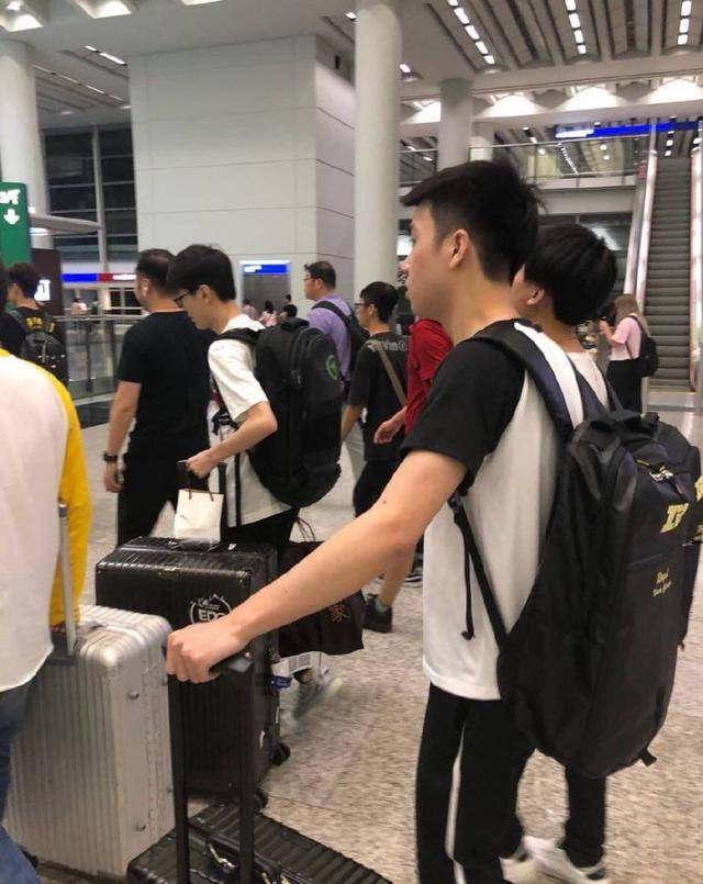 LPL亚运会代表队已经抵达香港，UZI大脸抢镜，Ming一脸呆萌！_战队_Letme_机场