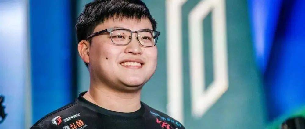 “Uzi再次开团RNG”，RNG拿到年度最佳公益奖，Uzi直播吐槽：工资不发，搞公益_颁奖_事情_盛典