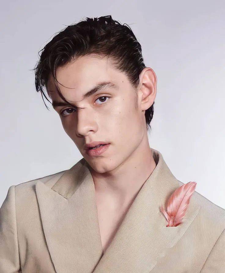 路易斯·帕特里奇为 PRADA 走秀！_Louis_都会_成为了