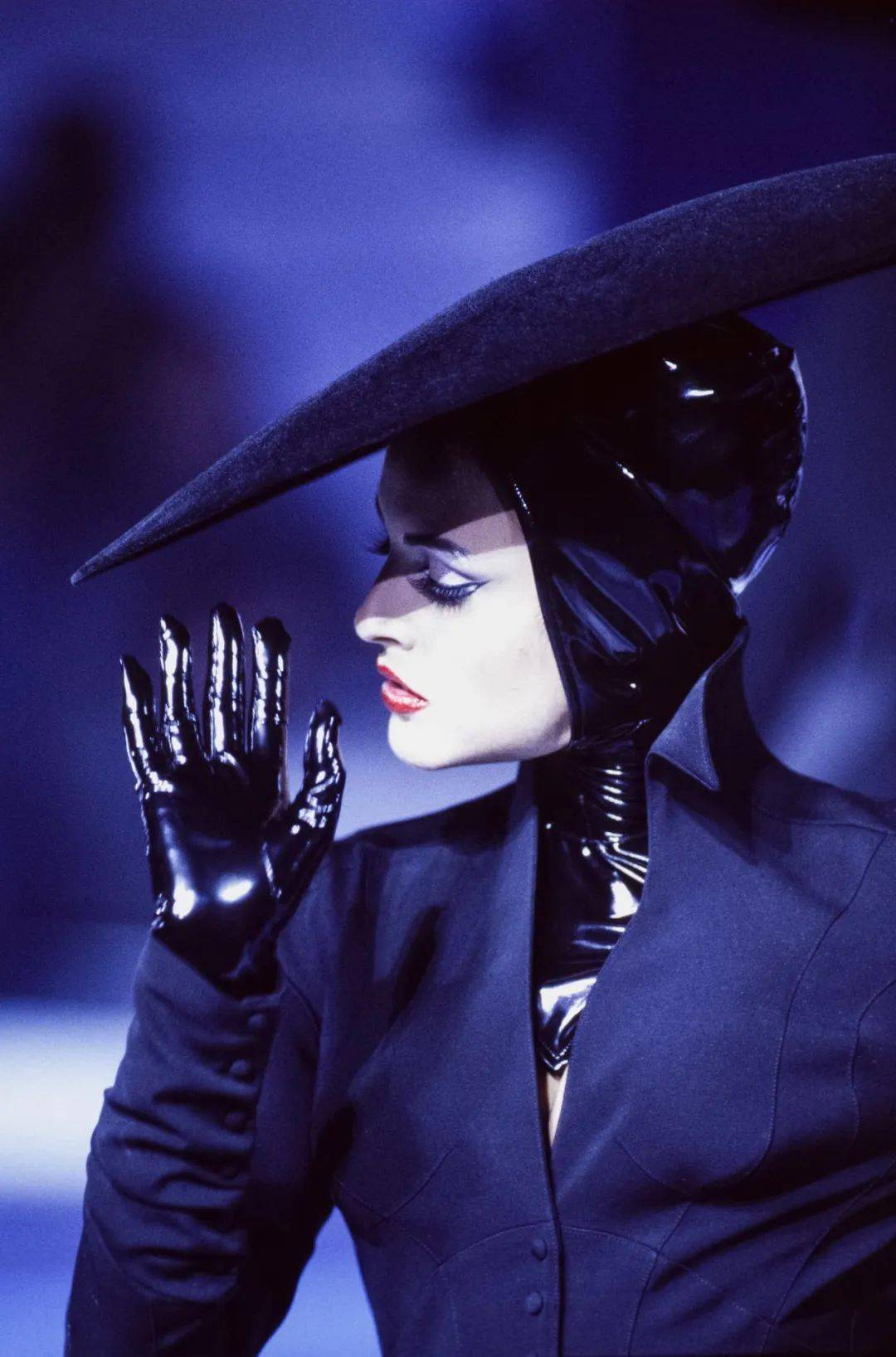 Thierry Mugler：来自高级定制系列的28 款令人难忘的造型_时装_春夏_机器人