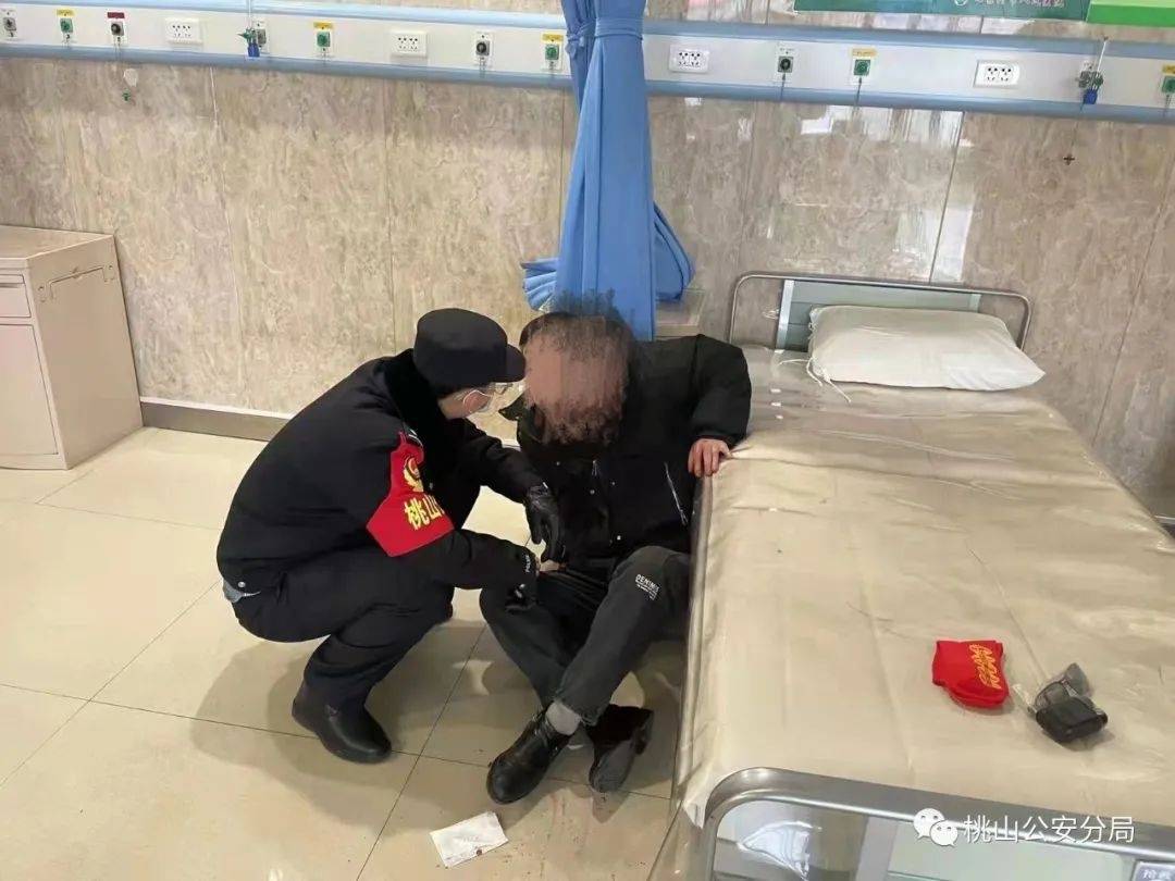 【我为群众办实事】警暖人心!桃北派出所救助醉酒男子进行家属人民