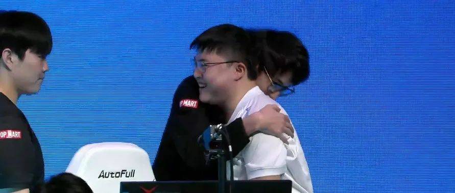 卡萨与Uzi都尽力了！BLG不敌V5，赛后俩人拥抱让人动容_比赛_Karsa_阵容