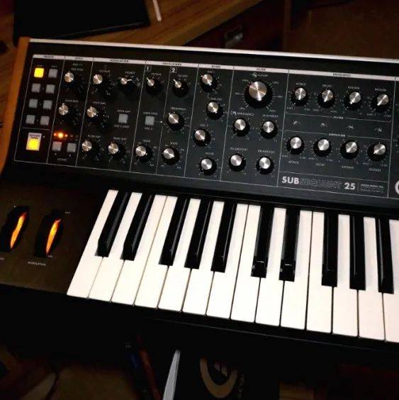Moog Subsequent 25 测评：小胖子 Sub Phatty 的荣光继任者_键盘_旋钮_上手