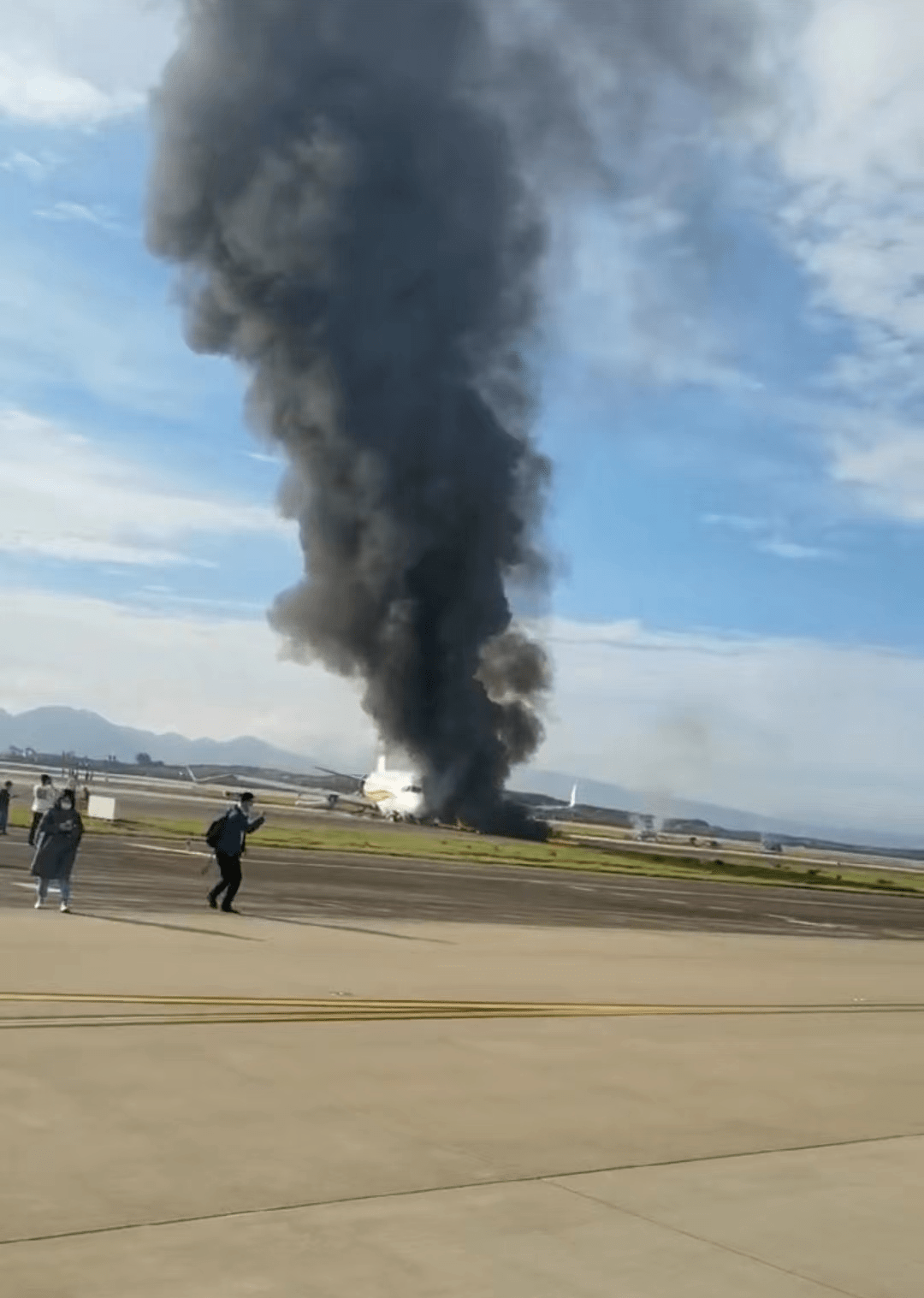 藏航TV9833在重庆机场冲出跑道起火，乘客：身体被狠狠甩到一侧，看到飞行员跳出时扭了脚_失火航班乘客逃生瞬间：有人跳机_重庆机场客机起火40 ...