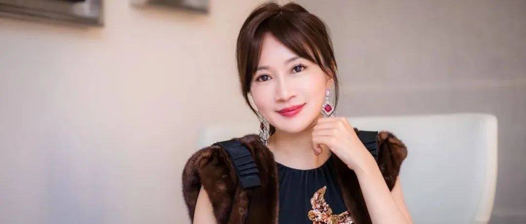 首位走进卢浮宫的华裔珠宝艺术家Anna Hu：以高珠为媒，谱写闪着光的交响乐章_作品_音乐_灵感