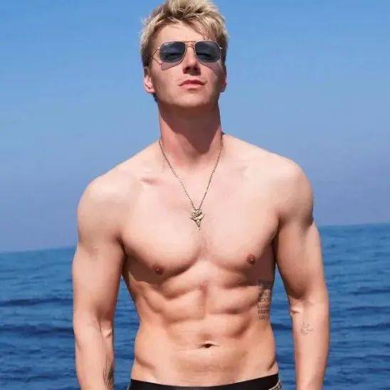 戛纳电影节允许俄罗斯籍艺人参加红毯活动！_Alex_Sparrow_因为