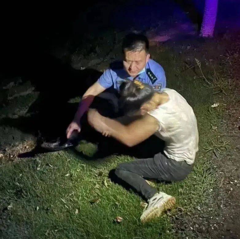 凌晨3时，应城民警纵身跃入河中，救起一名女子轻生城中情绪