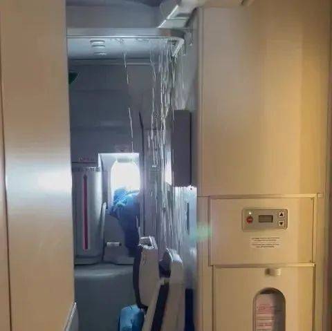 英国航空BA292高空突然漏水 机舱变瀑布 空姐一声尖叫 乘客吓到半死_飞机_巨型客机_毛毯
