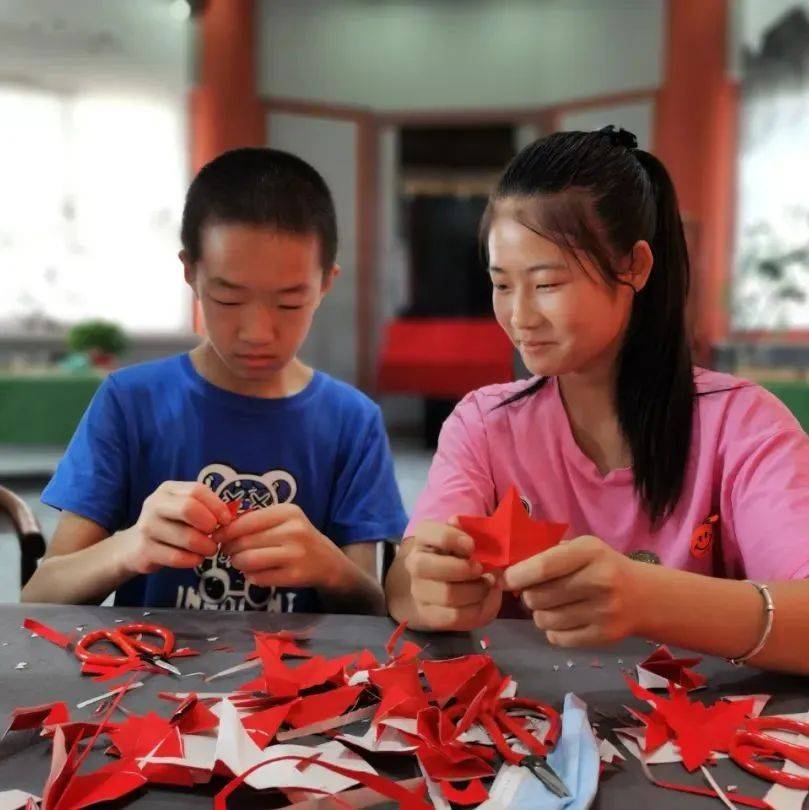 【铸牢中华民族共同体意识】新闻特写：暑假学剪纸 非遗育新人_艺术品_文化_培训